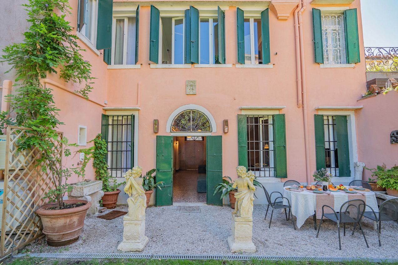 Holiday Rentals-Charming Trastevere Apartment Rental In Italy - Excellence Luxury Villas