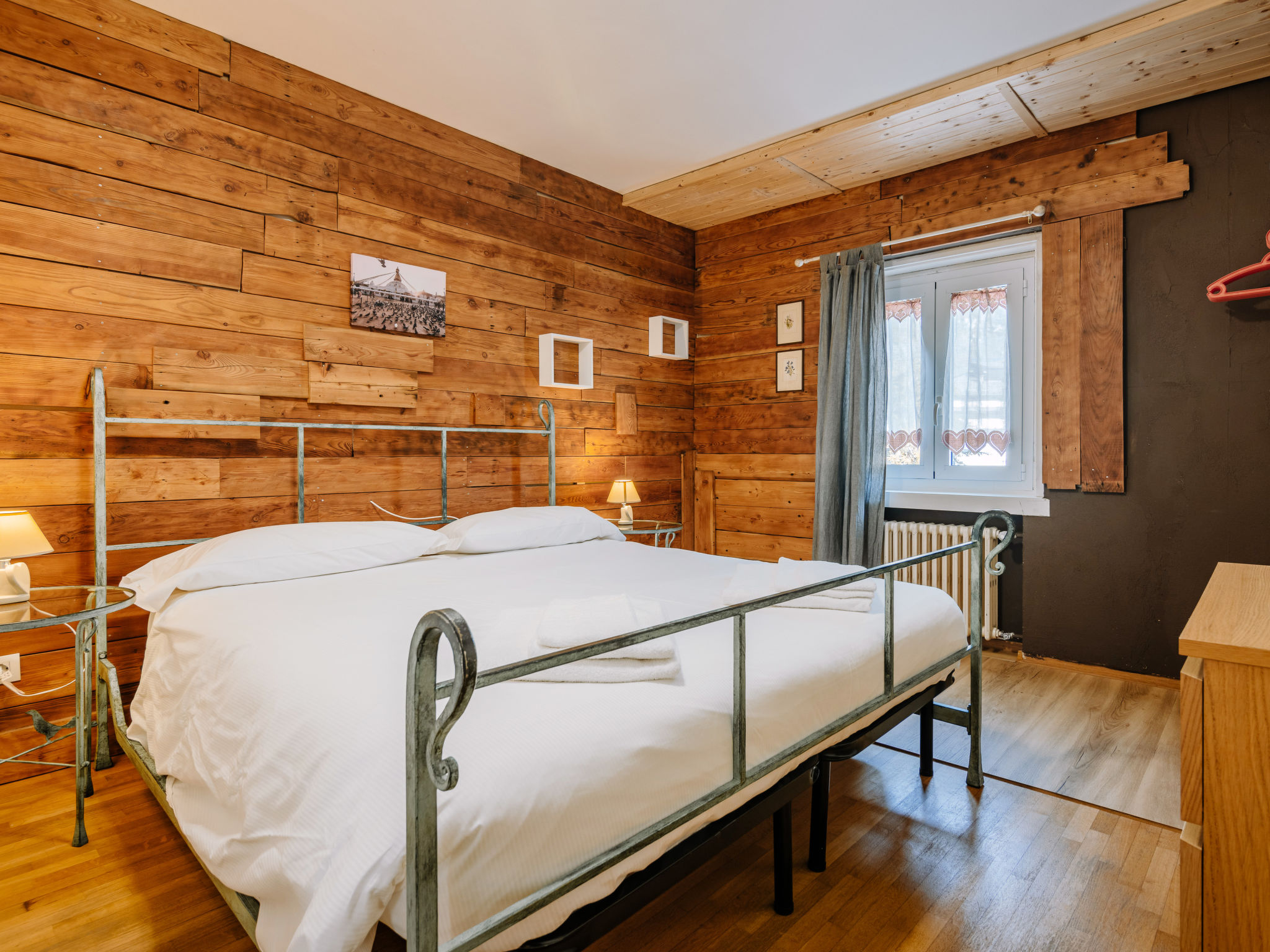 Contemporary 3-Bedroom Alpine Apartment With Mountain Views And Ski ...